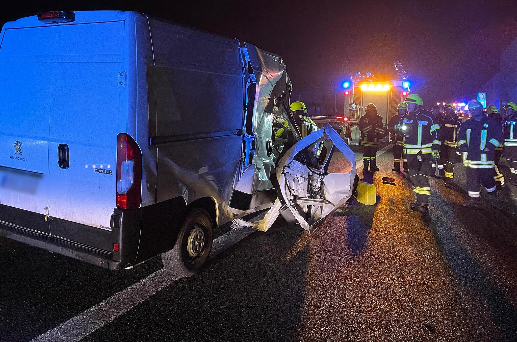 Unfall auf A73 bei Baiersdorf: Kleintransporter fährt auf Lkw