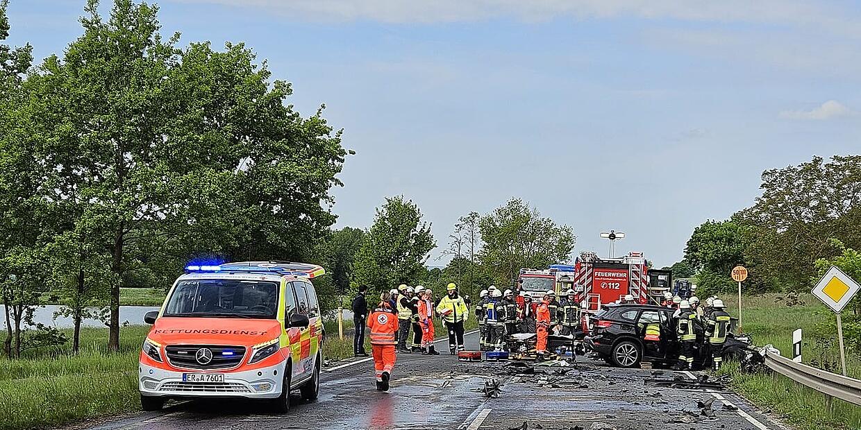 Unfall auf B470 bei Adelsdorf: Autofahrer schwer verletzt