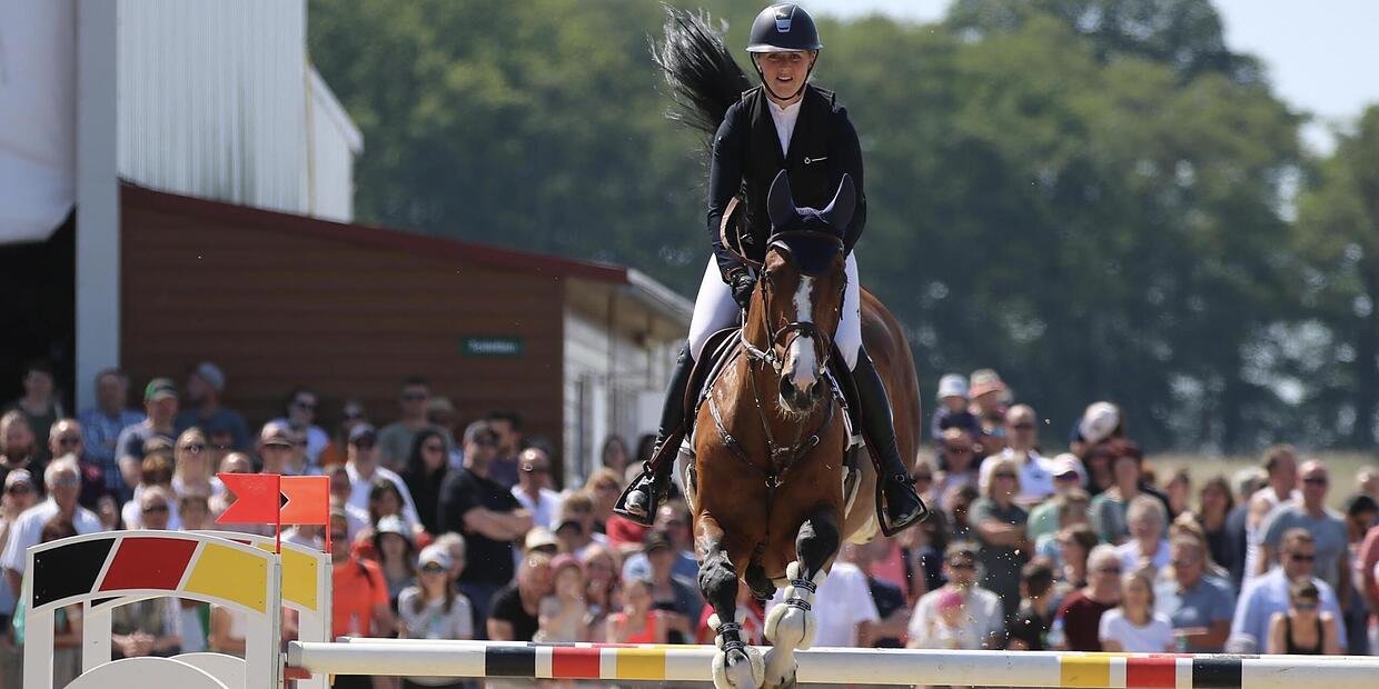Reitsport Lars Nieberg auf dem Reiterhof Rhön beim Springturnier in Detter