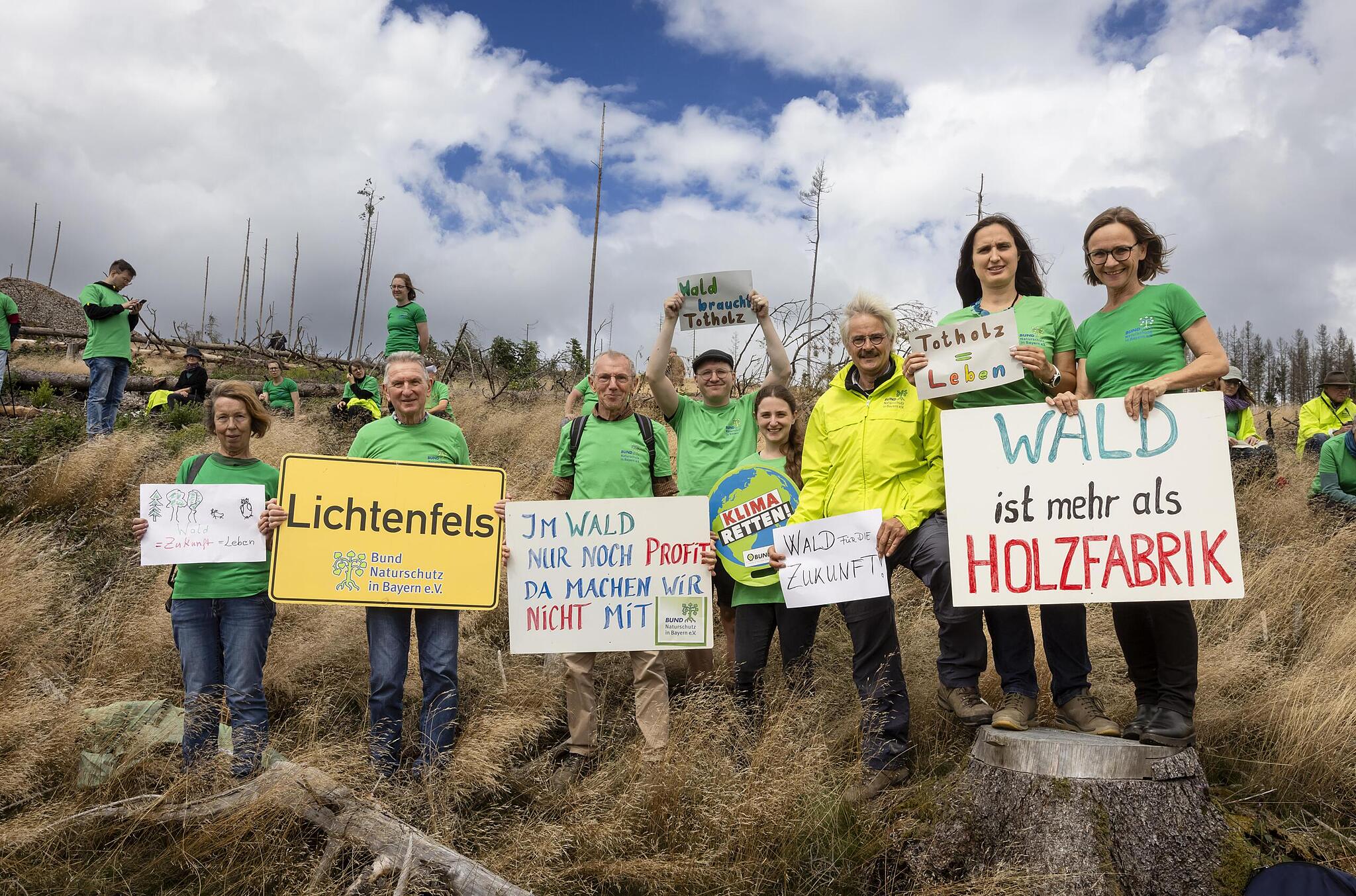Mit einer Fotoaktion macht der Bund Naturschutz auf das Waldsterben aufmerksam