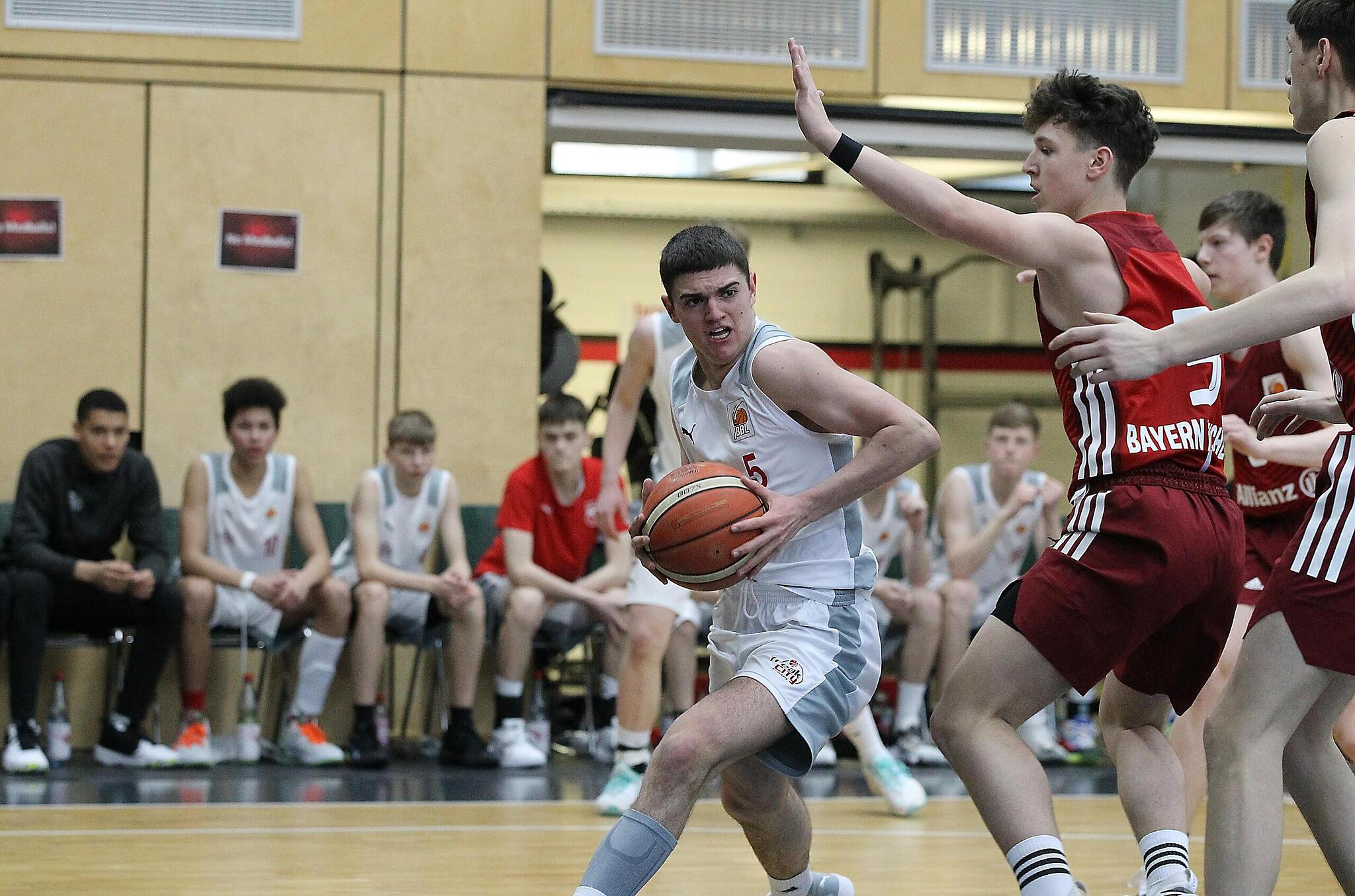 Die JBBL-Basketballer von Brose Bamberg/Regnitztal Baskets stehen in ...