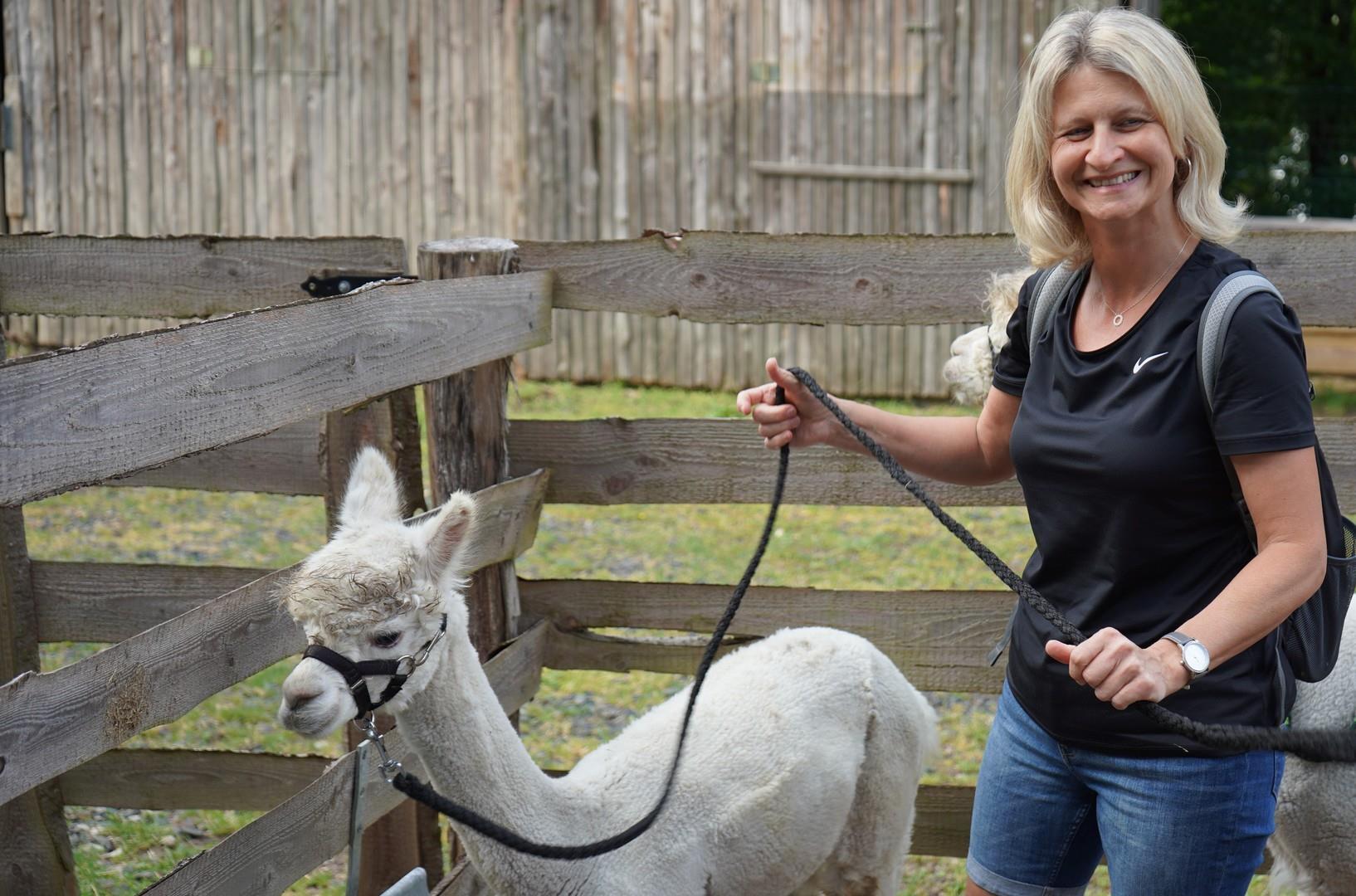 Bad Bocklet: Die Hescuro-Klinik bietet Alpaka-Wanderungen für Patienten ...