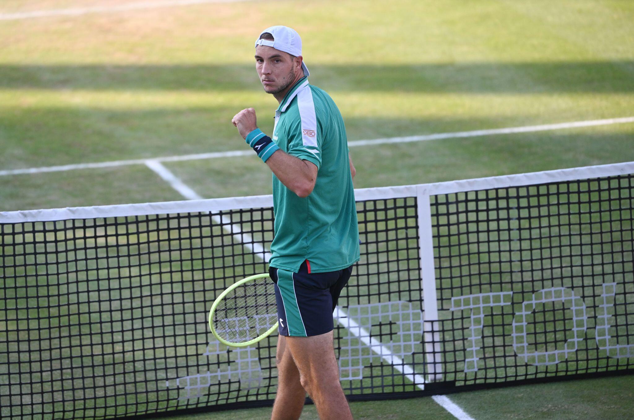 Struff wahrt mit Halbfinaleinzug Titelchance in Stuttgart