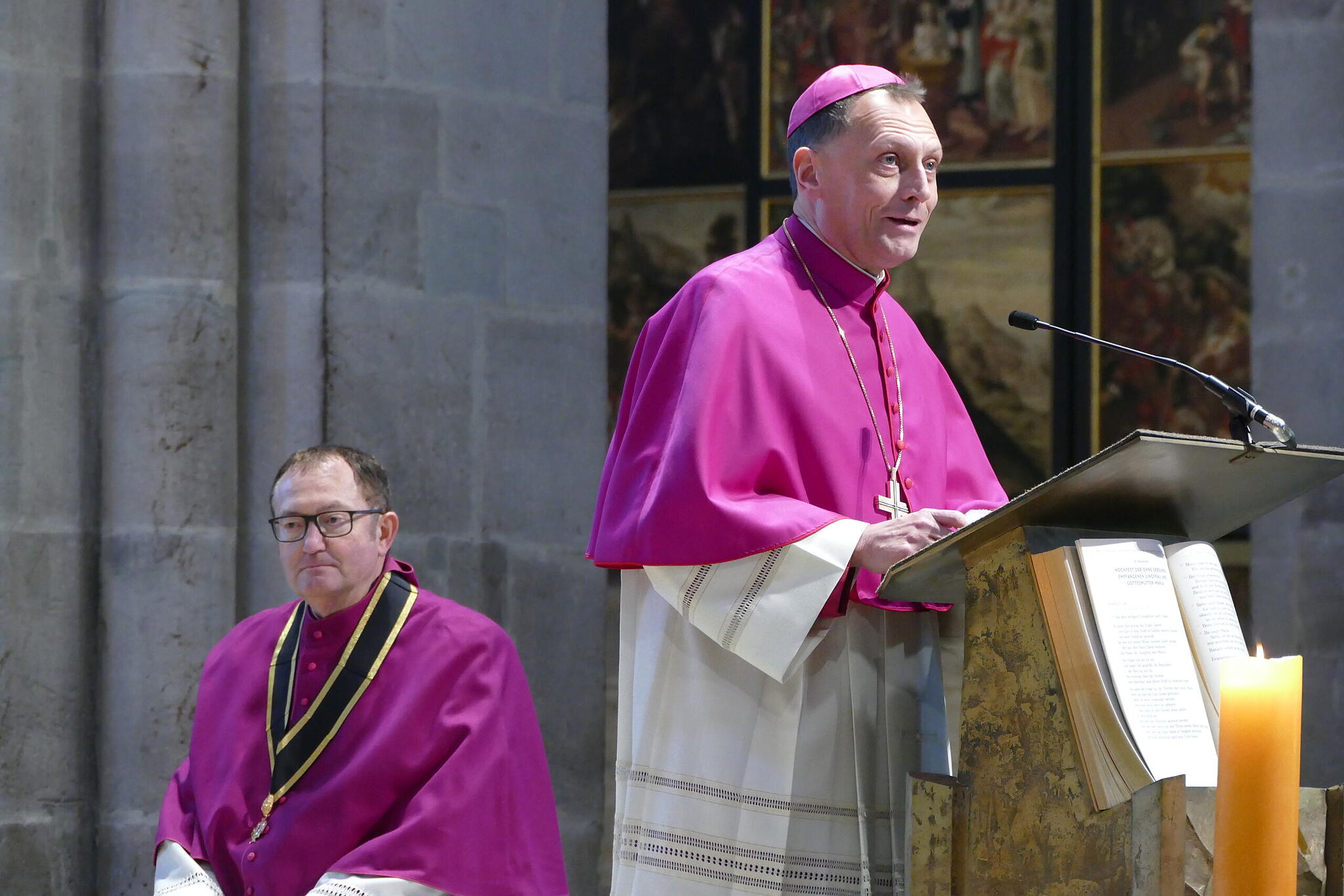 Neuer Bamberger Erzbischof Herwig Gössl von Domdekan Hubertus Schiepek am 9. Dezember im Dom ...