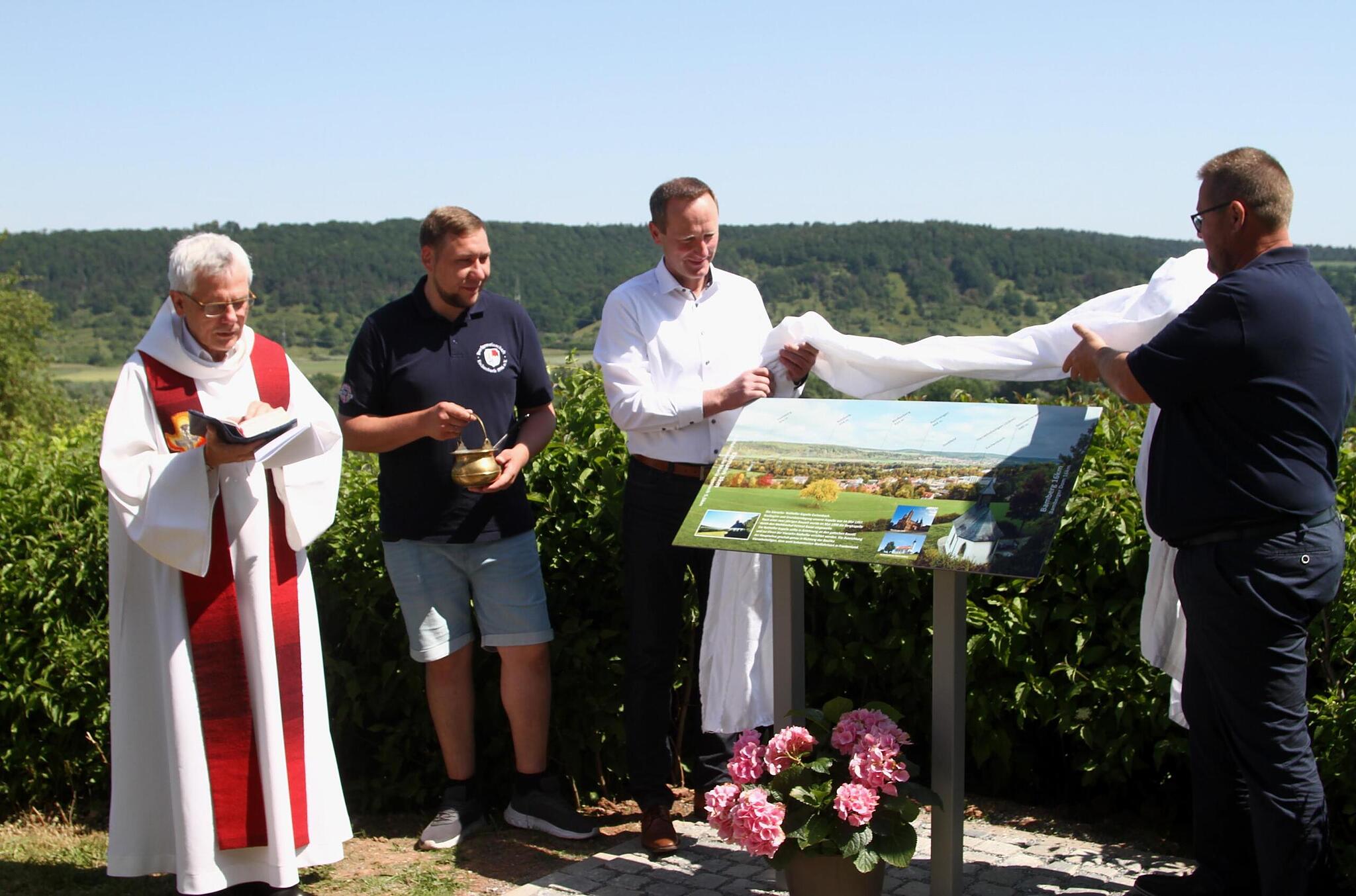 Panoramatafel oberhalb von Eschenbach bietet Erläuterungen, was ...