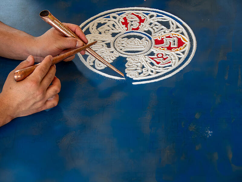 Bad Bocklet: Buddhistische Mönche gestalten Sandmandala