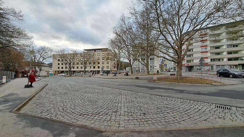Der Stadtrat von Bad Kissingen besichtigt die Arbeiten zur Innenstadtverschönerung am Berliner ...