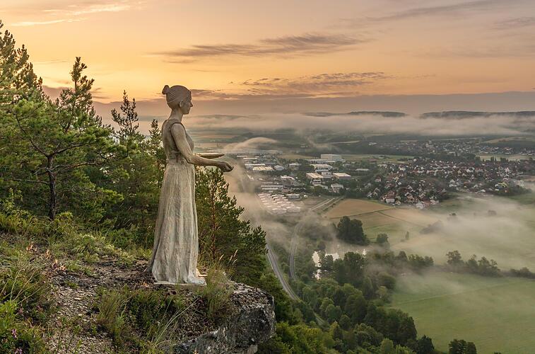 Wandern in Hammelburg: Geheimnisvolle Figuren auf dem Hammelberg