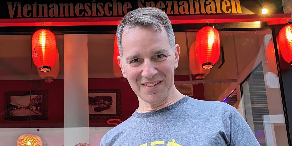 Sebastian Fickert stellt sein Buch über seine Reise durch Vietnam bei ...