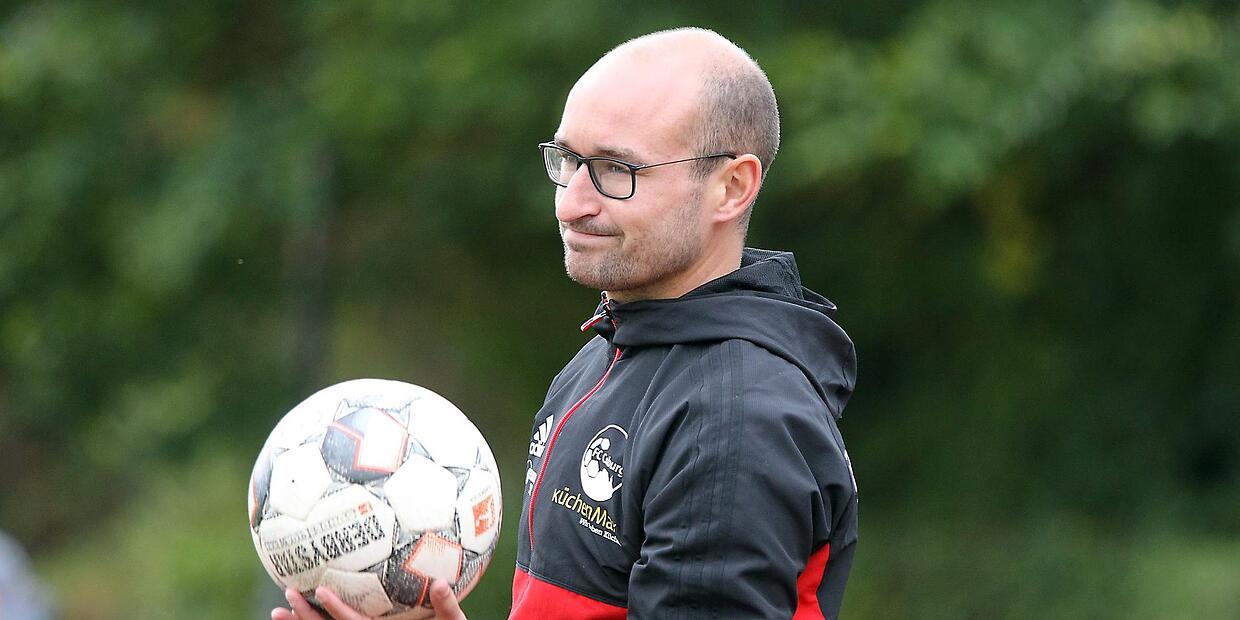 Fußball, Bezirksliga West: Trainer Frederic Martin vom SV Friesen im ...