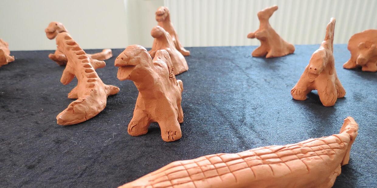 Museum Terra Triassica: Kinder gestalten Dinosaurier aus Ton.