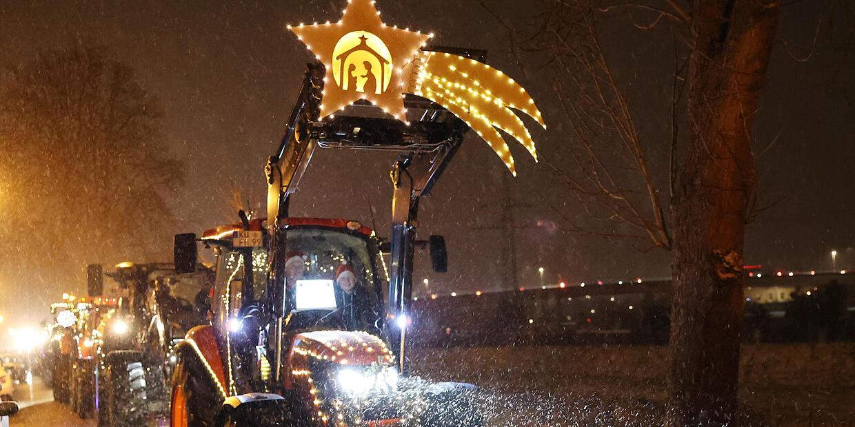 Landwirte sorgen mit Lichterfahrt mit Traktoren in Kulmbach für Begeisterung