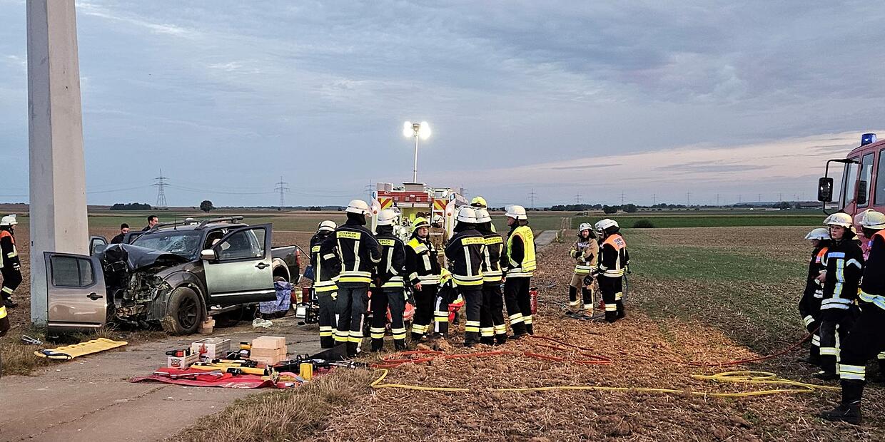 Autofahrer rammt Strommast: Feuerwehr befreit eingeklemmten Mann