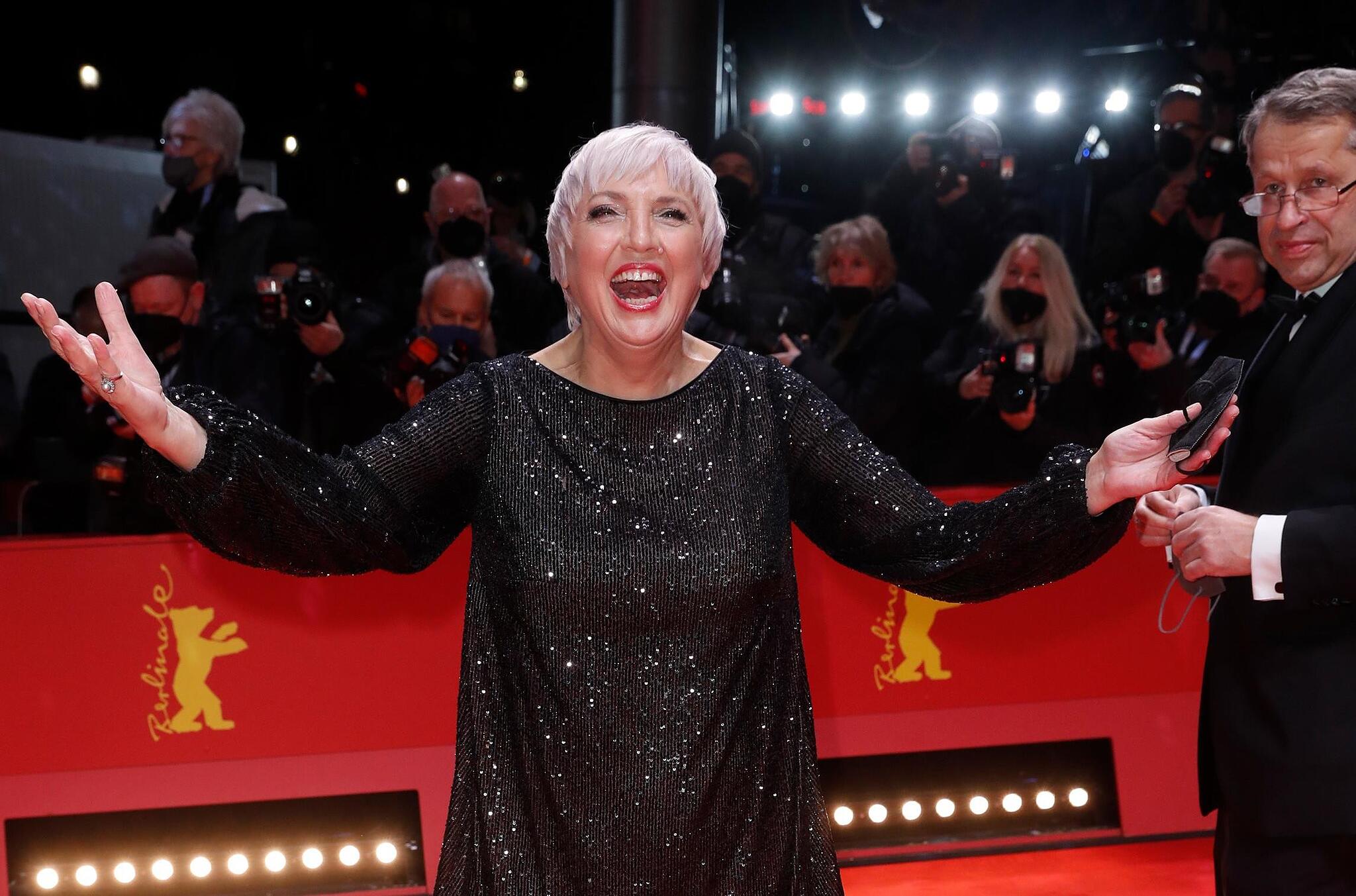 Kulturstaatsministerin Claudia Roth eröffnet das Samba-Festival 2022 in ...