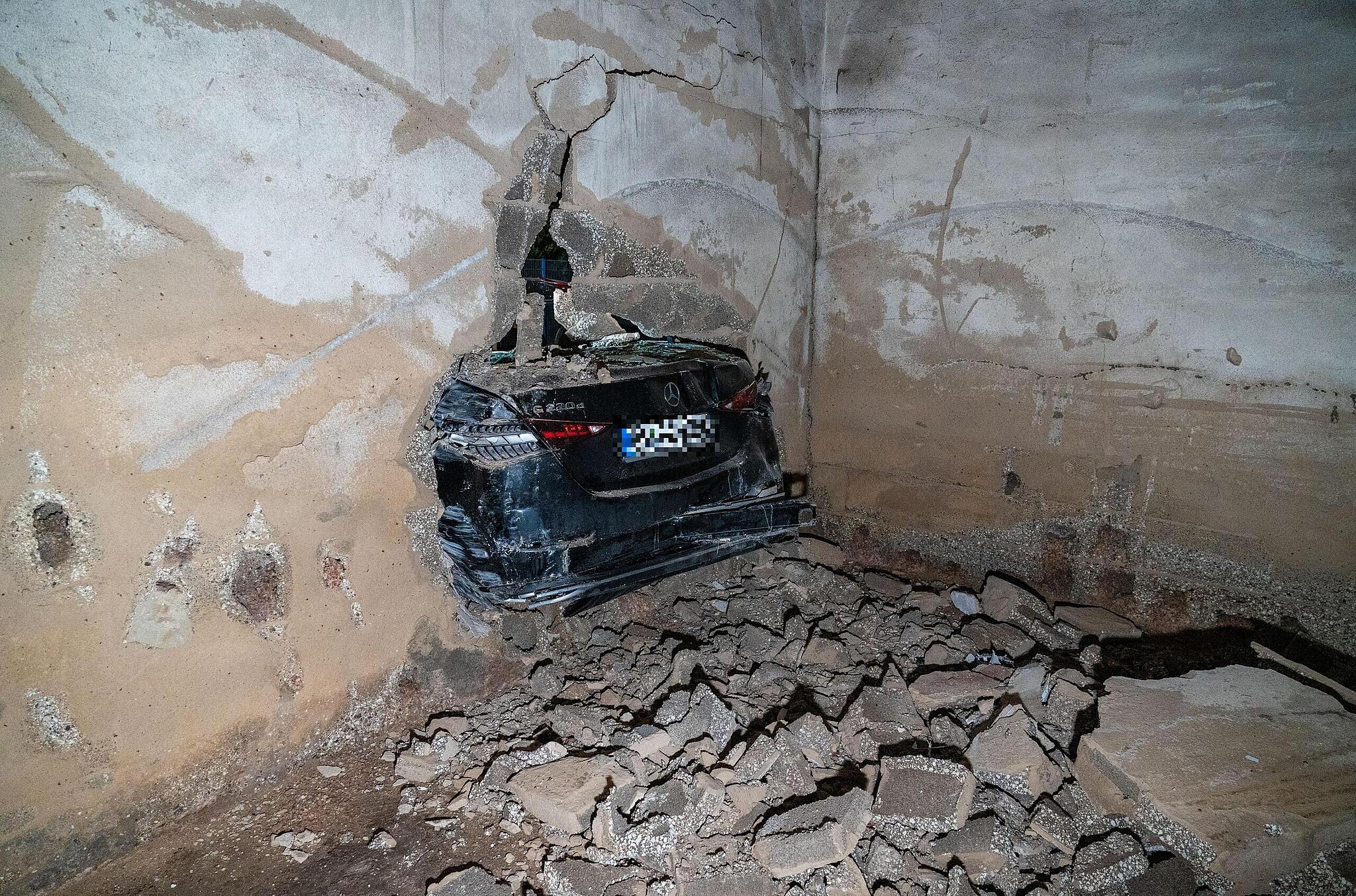 Ein 19-Jähriger verwechselt Gas und Bremse und durchbricht Wand mit ...