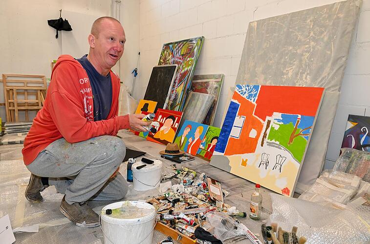 Der ehemalige Drogensüchtige Marco Lau präsentiert seine Bilder in ...