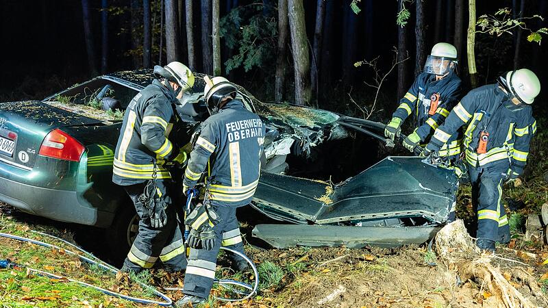 Auto zweigeteilt: Im Landkreis Bamberg überlebte ein Fahrer einen spektakulären Unfall