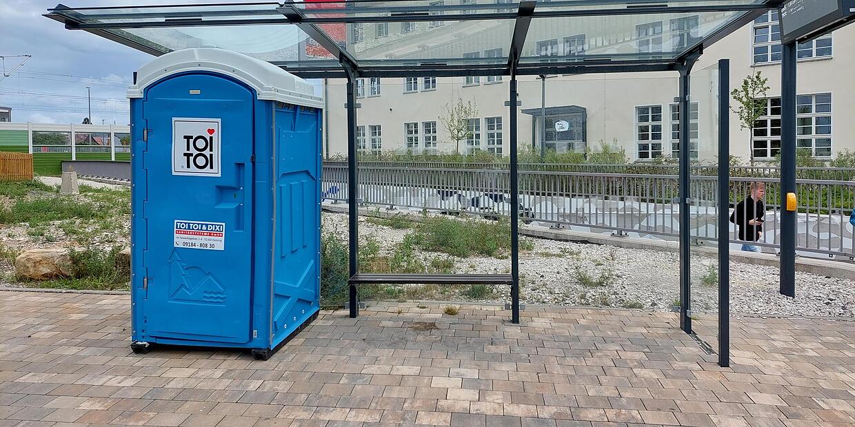 Eggolsheim: Herrenloses Dixi-Klo am Bahnhof stiftet Verwirrung