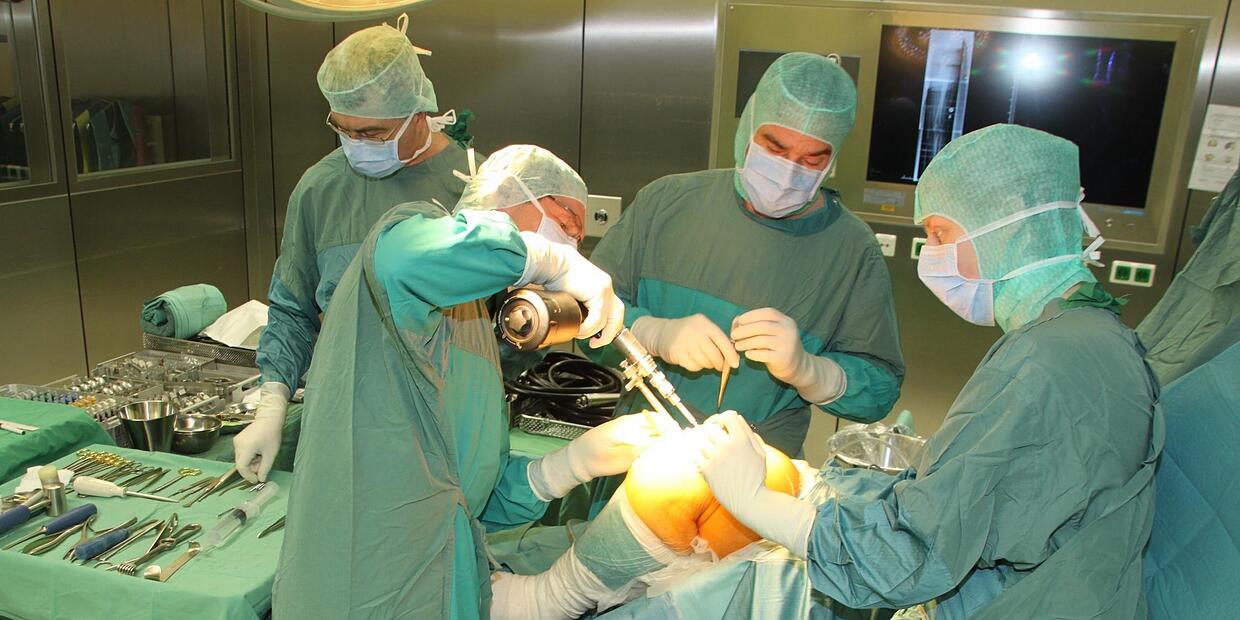 Die Versorgung von Covid-19-Patienten und Notfällen hat Priorität. Was ...