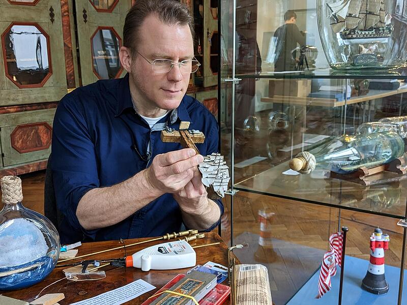 Die Ergebnisse seines besonderen Hobbys zeigt Matthias Schultz (Bad ...