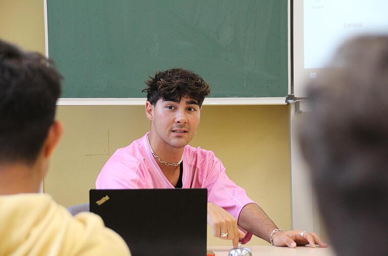 Der Coburger Influencer Alpay Santi klärt an der Heiligkreuz-Schule ...