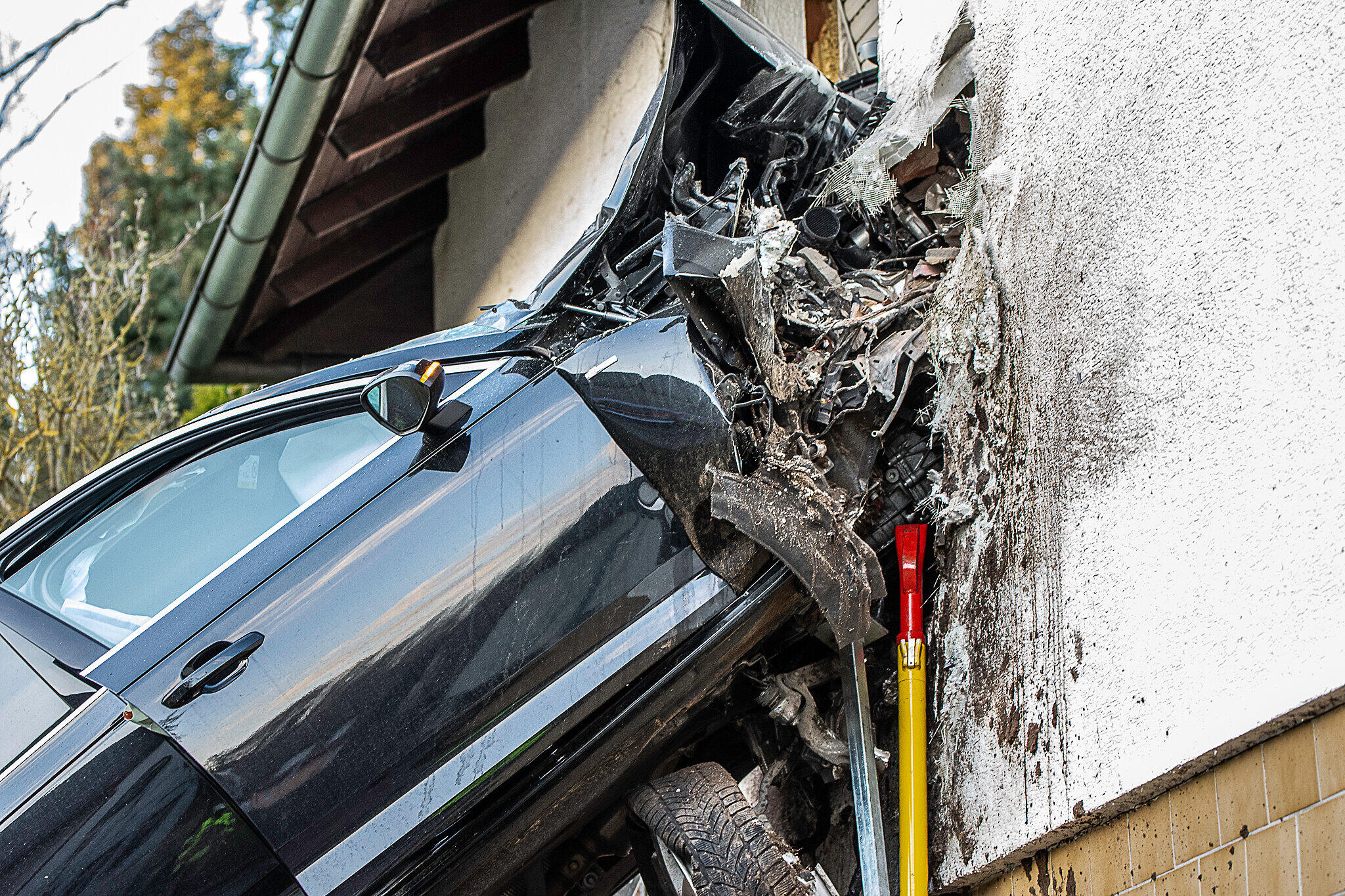 Spektakulärer Unfall: Auto kracht in Hauswand - Fahrer stirbt