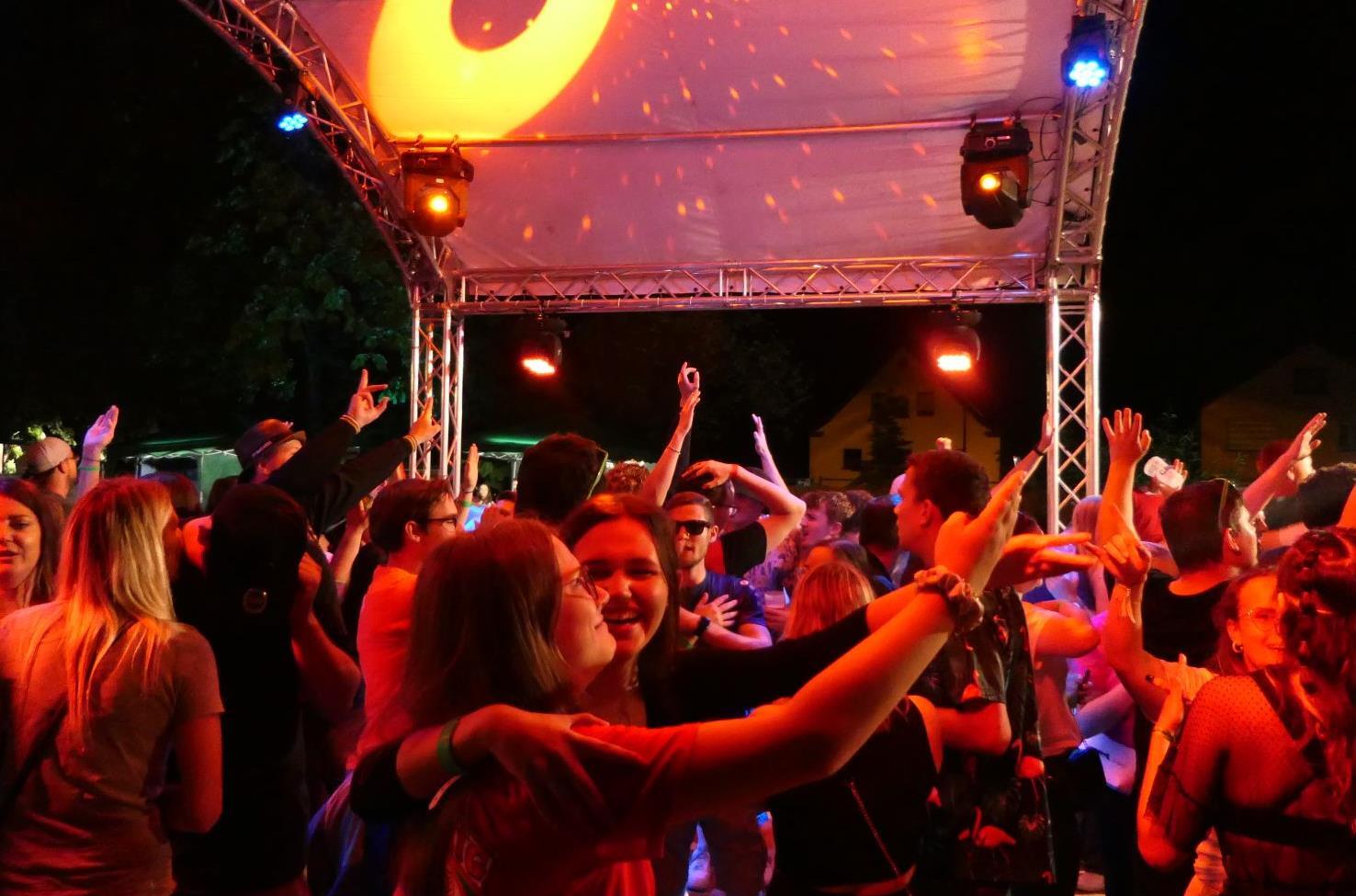 Volle Kanne feiern: Mallorca-Party und Blasmusik-Open-Air in Hofstetten
