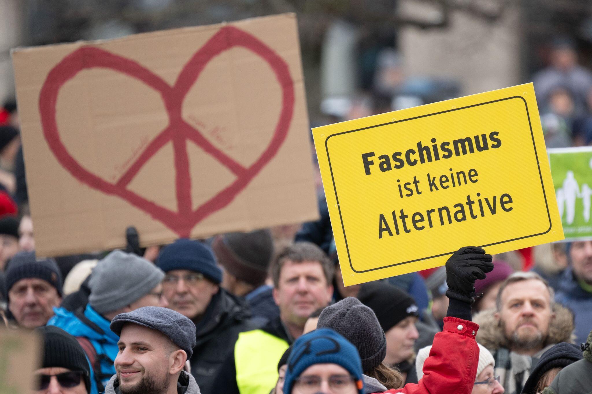 Zehntausende bei Demos gegen rechts auf Bayerns Straßen