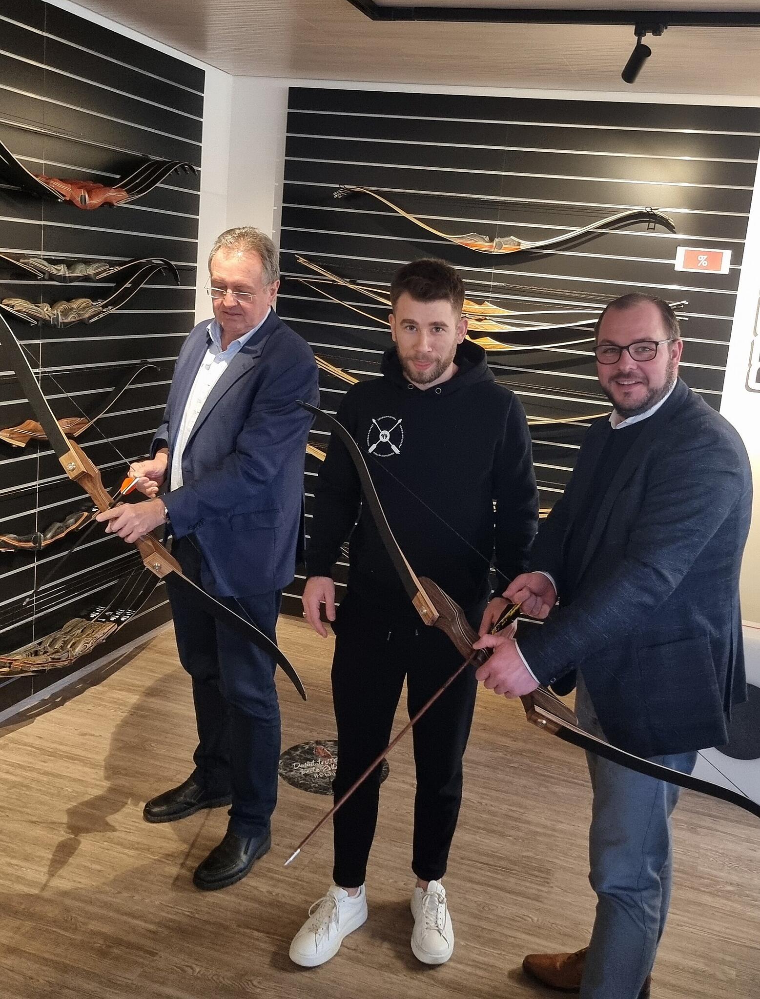 Unternehmerdialog: Landrat Sebastian Straubel besucht die Bogensport ...