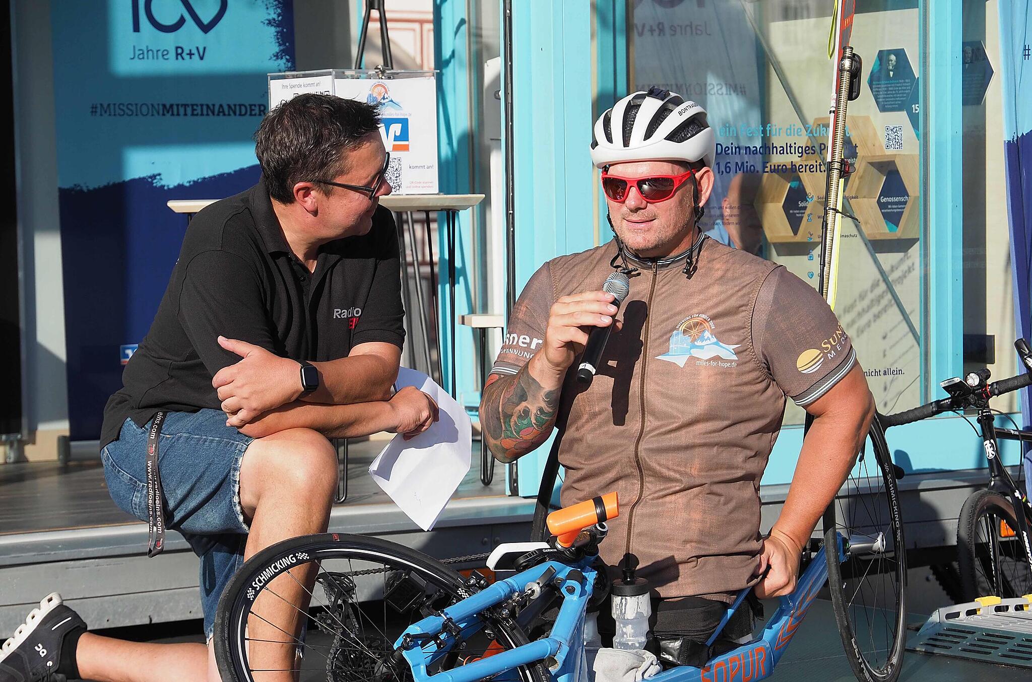 Zusammenstehen um Schicksale zu meistern: Der „halbe Mann“ Flo Sitzmann ...