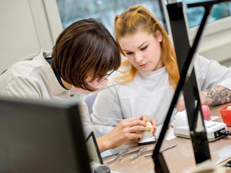 Wie werde ich Zahntechniker/in?