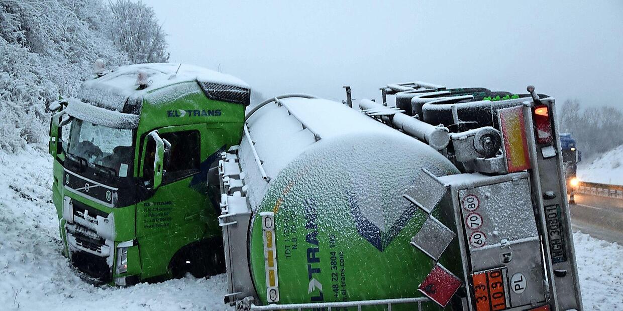 Gefahrguttransporter kippt um - Autobahn mehrere Stunden lang gesperrt