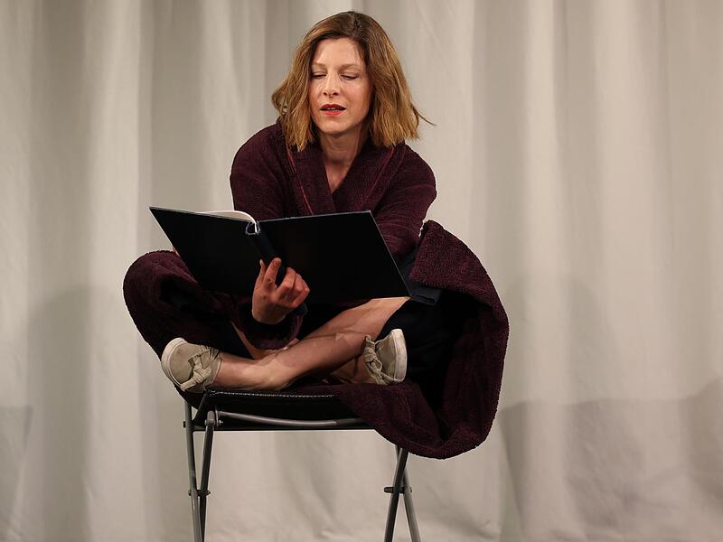 Chris Hager thematisiert auf der Bühne des „Baumann“ in Kulmbach die ...