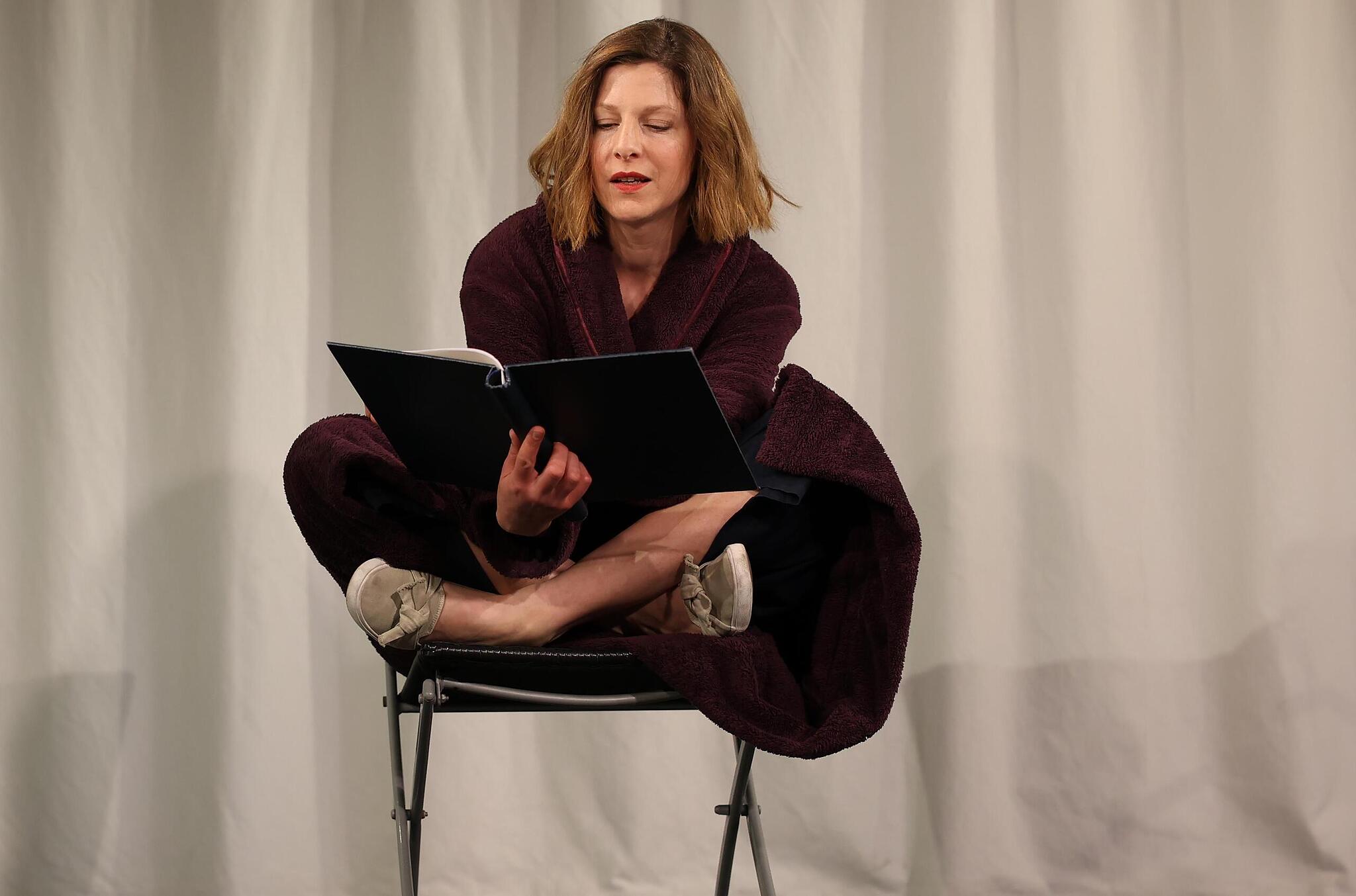 Chris Hager thematisiert auf der Bühne des „Baumann“ in Kulmbach die ...