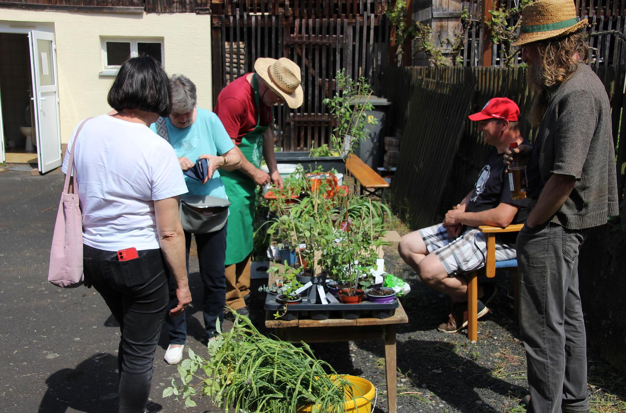 Der Obst- und Gartenbauverein Aura ehrte langjährige Mitglieder