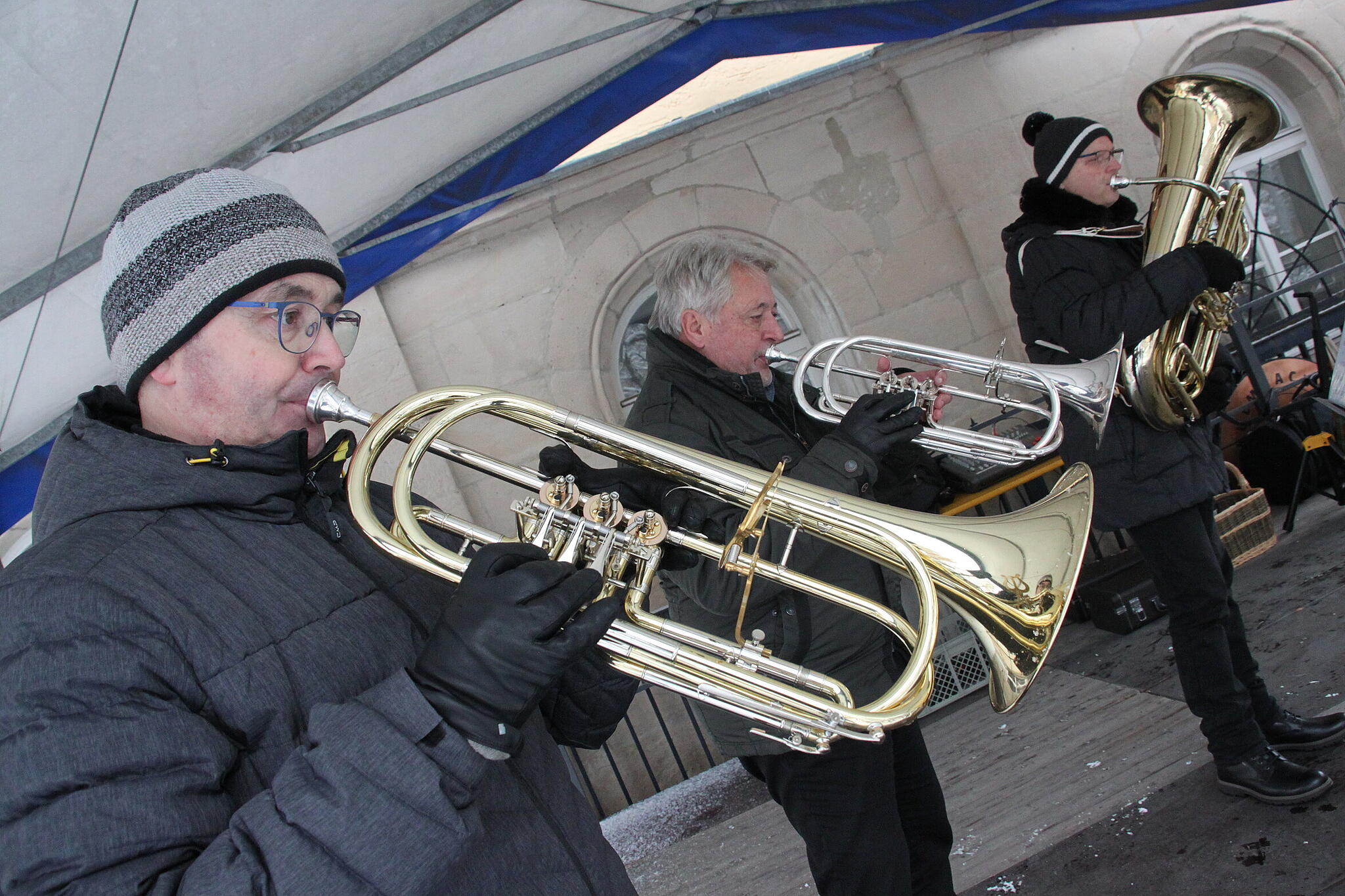 Zahlreiche Besucher strömen zum Blaicher Weihnachtsmarkt im Kulmbacher ...