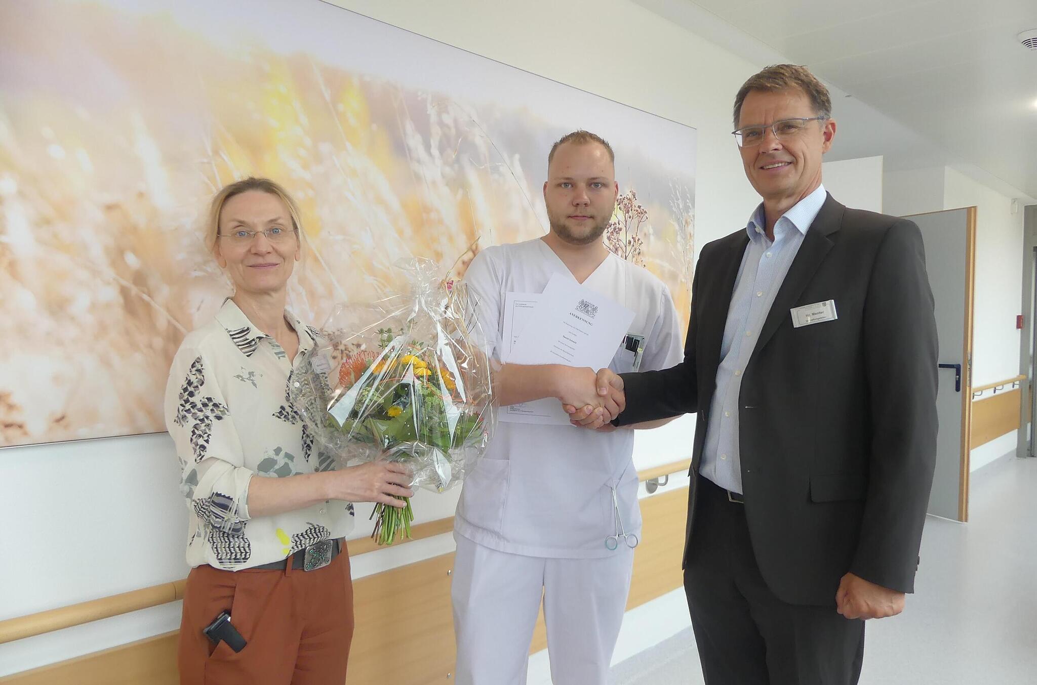 Traumnote: Pfleger des Kreiskrankenhauses in Höchstadt beendet Ausbildung