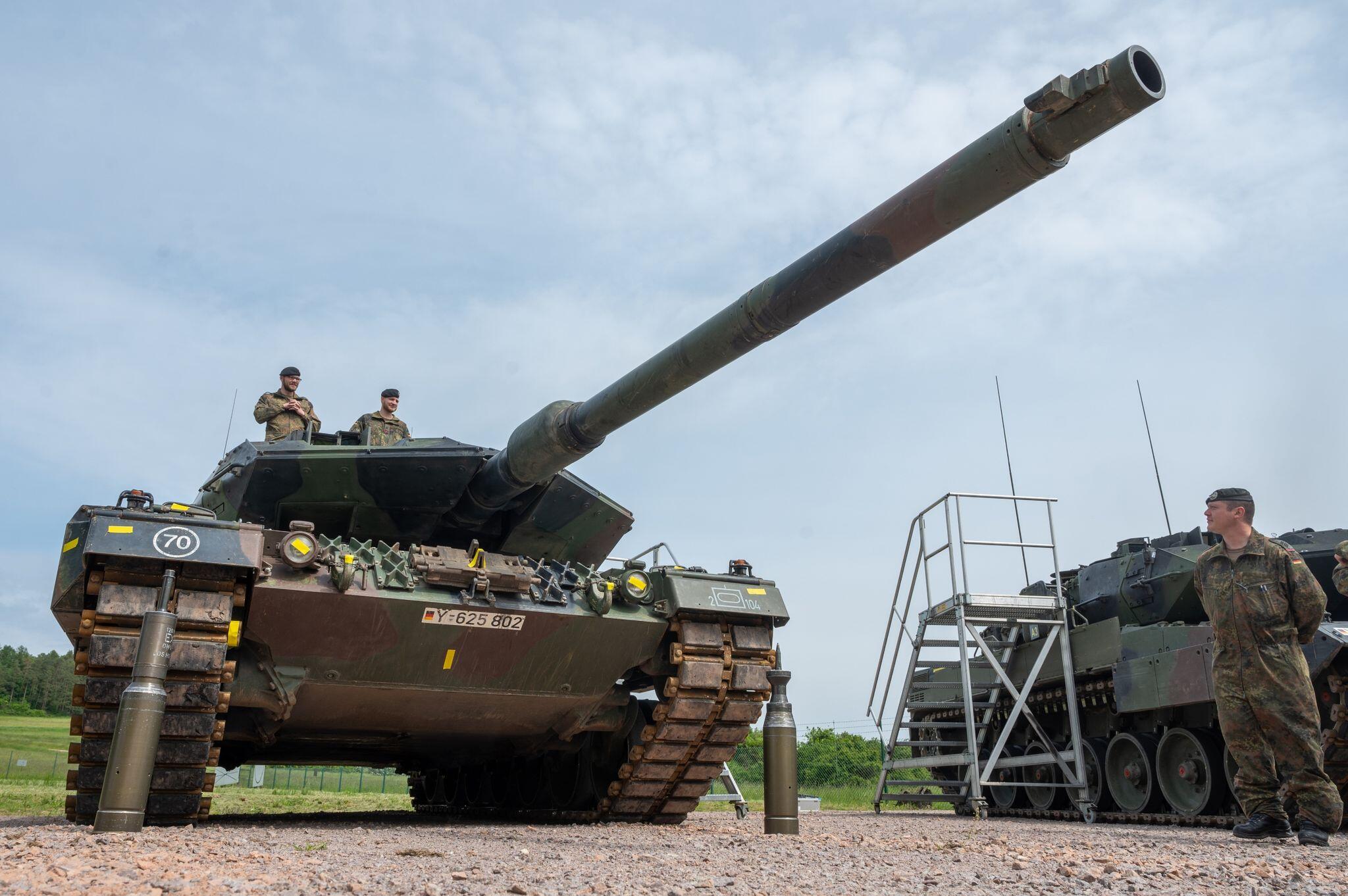 Bundeswehr: 18 Leopard-2-Panzer bei Krauss-Maffei Wegmann
