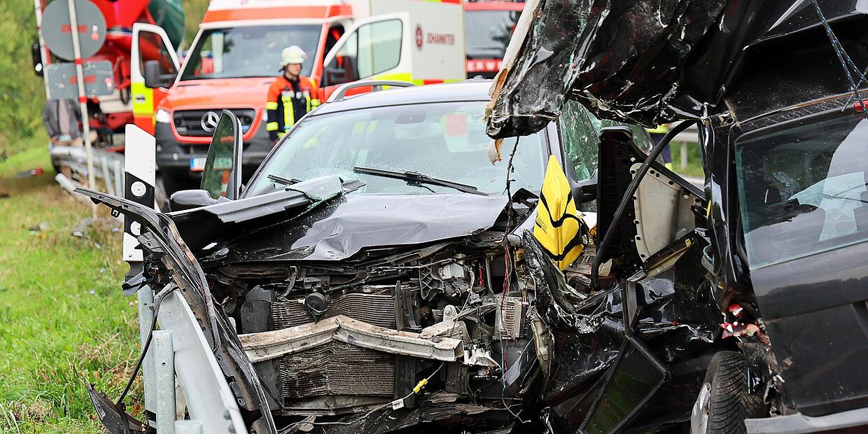 Frontalzusammenstoß mit Lkw - Autofahrer stirbt