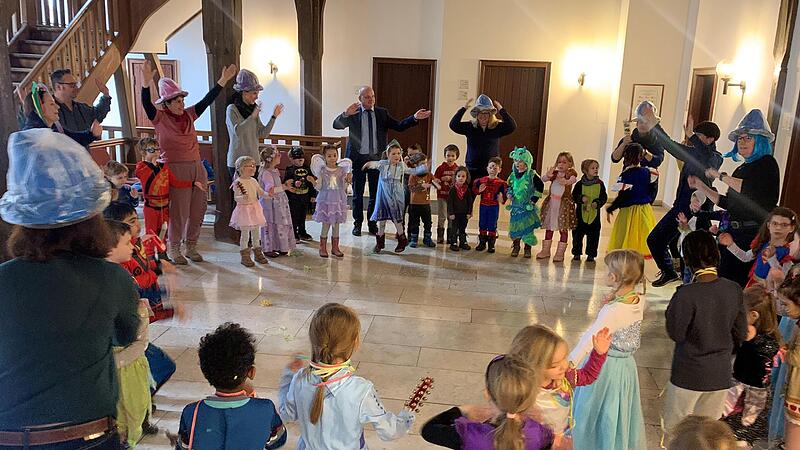 Münnerstadt Kindergartenkinder Altweiberfasching Rathaussturm ...