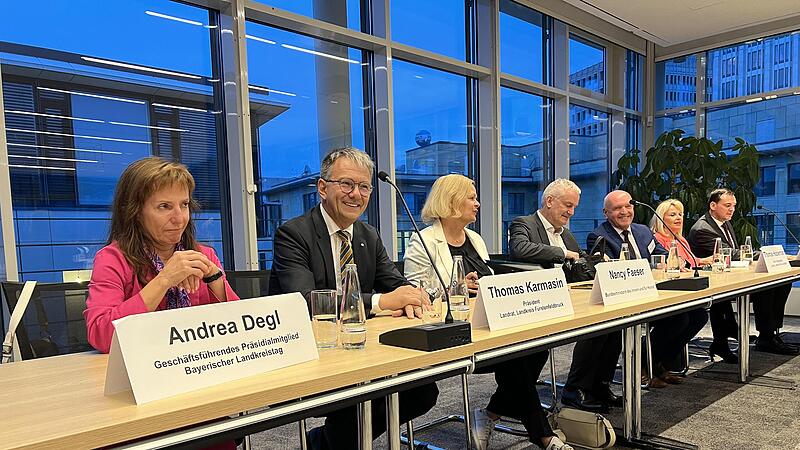 Landrat Thomas Habermann spricht in Berlin mit Nancy Feser