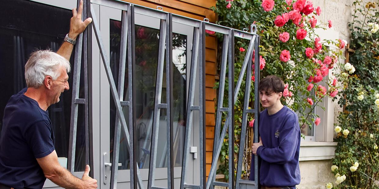 Philipp Jäger lernt den Schreinerberuf bei seinem Vater Georg in Trossenfurt