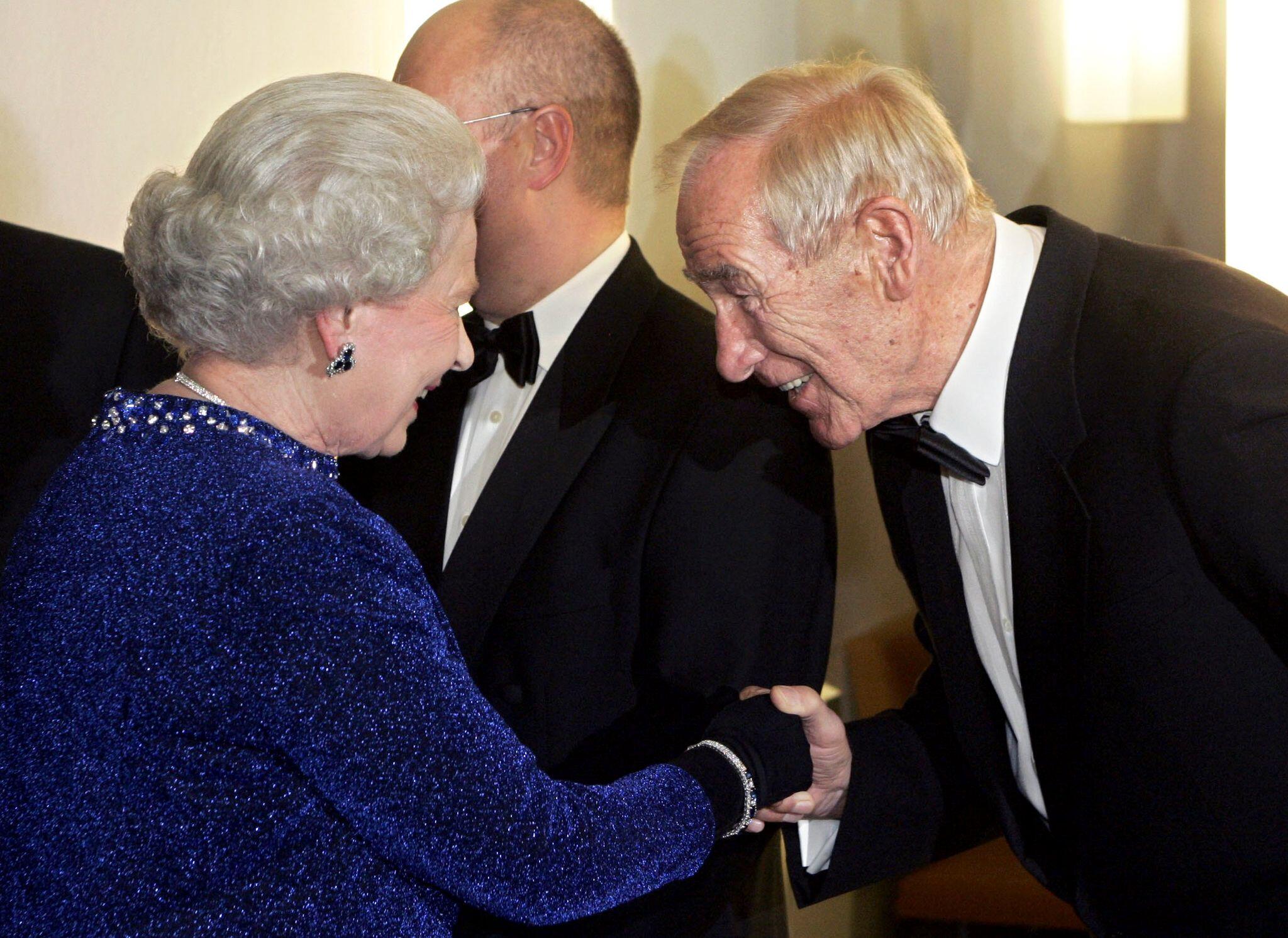 Sonderbriefmarke zu Ehren von Torwart-Legende Trautmann