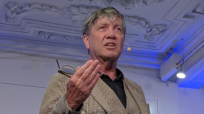 Bestseller-Autor Peter Prange erzählte in der Altern Aula in ...