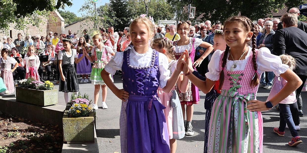 Besondere Auktion bei Kerwa in Mangersreuth: Frank Walther und Daniela ...