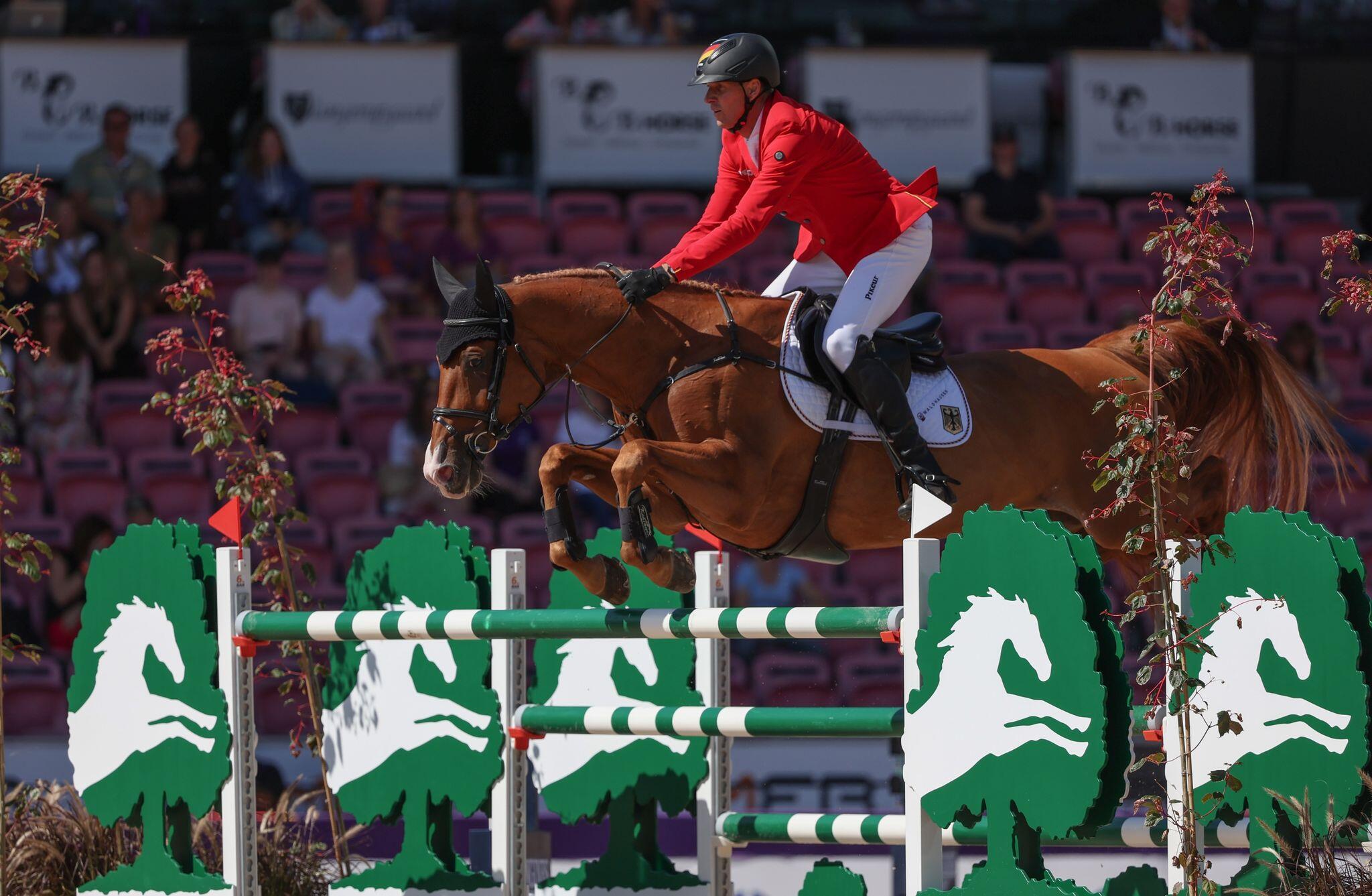 Springreiter-Team startet mit Rang sechs in die WM