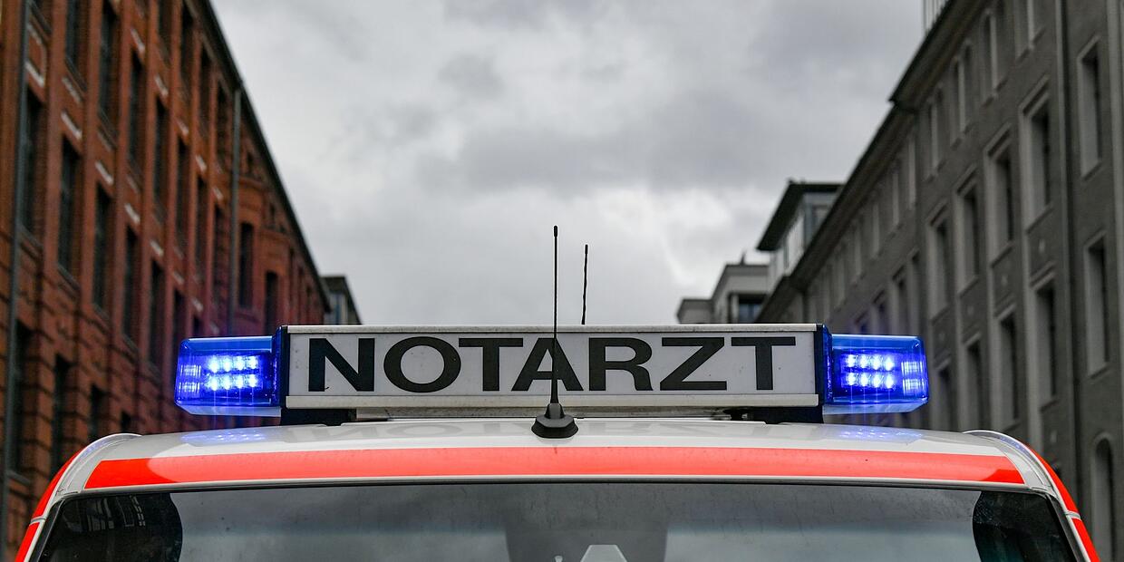 Auto kracht in Lkw: Mutter stirbt, Söhne schwer verletzt