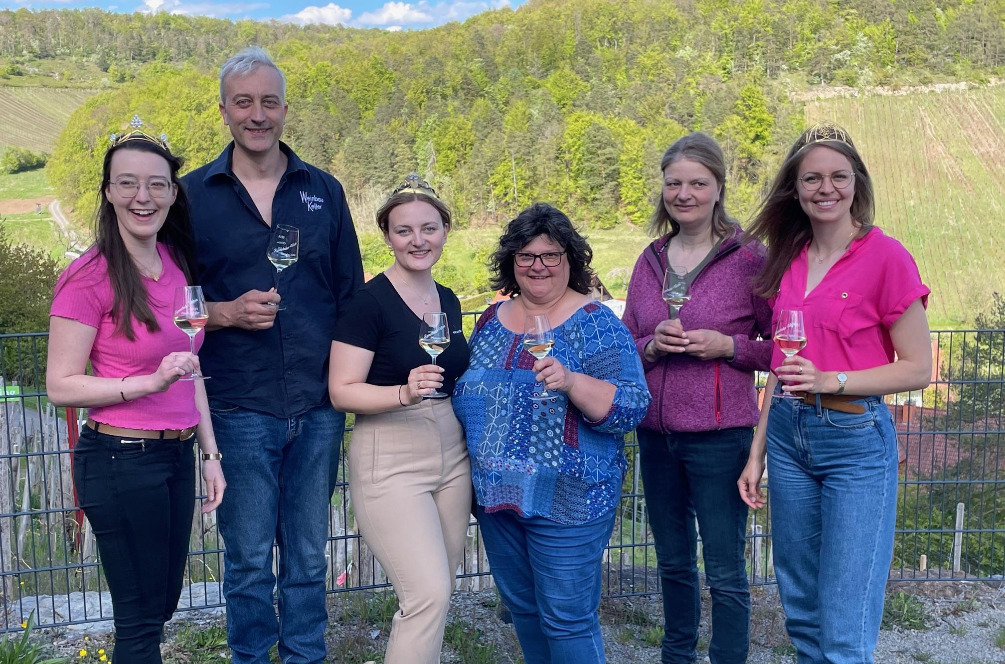 Weinkönigin Brockmann und Lehritter bei Kräuterwanderung im Weingut ...