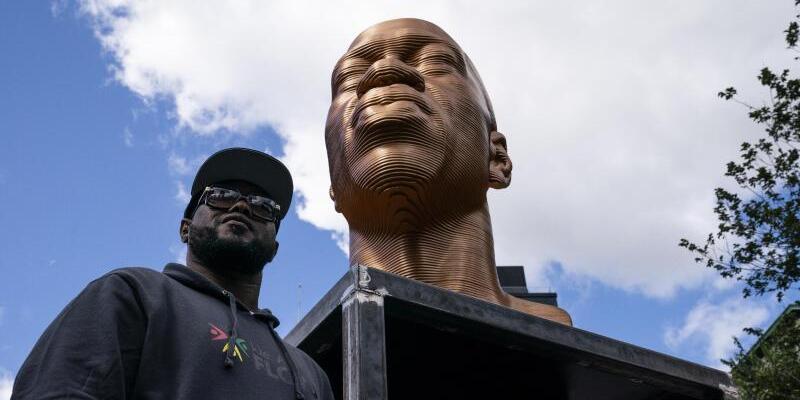 George-Floyd-Statue in New York mit Farbe beschmiert