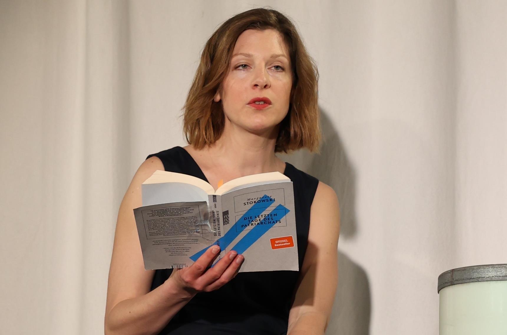 Chris Hager thematisiert auf der Bühne des „Baumann“ in Kulmbach die ...